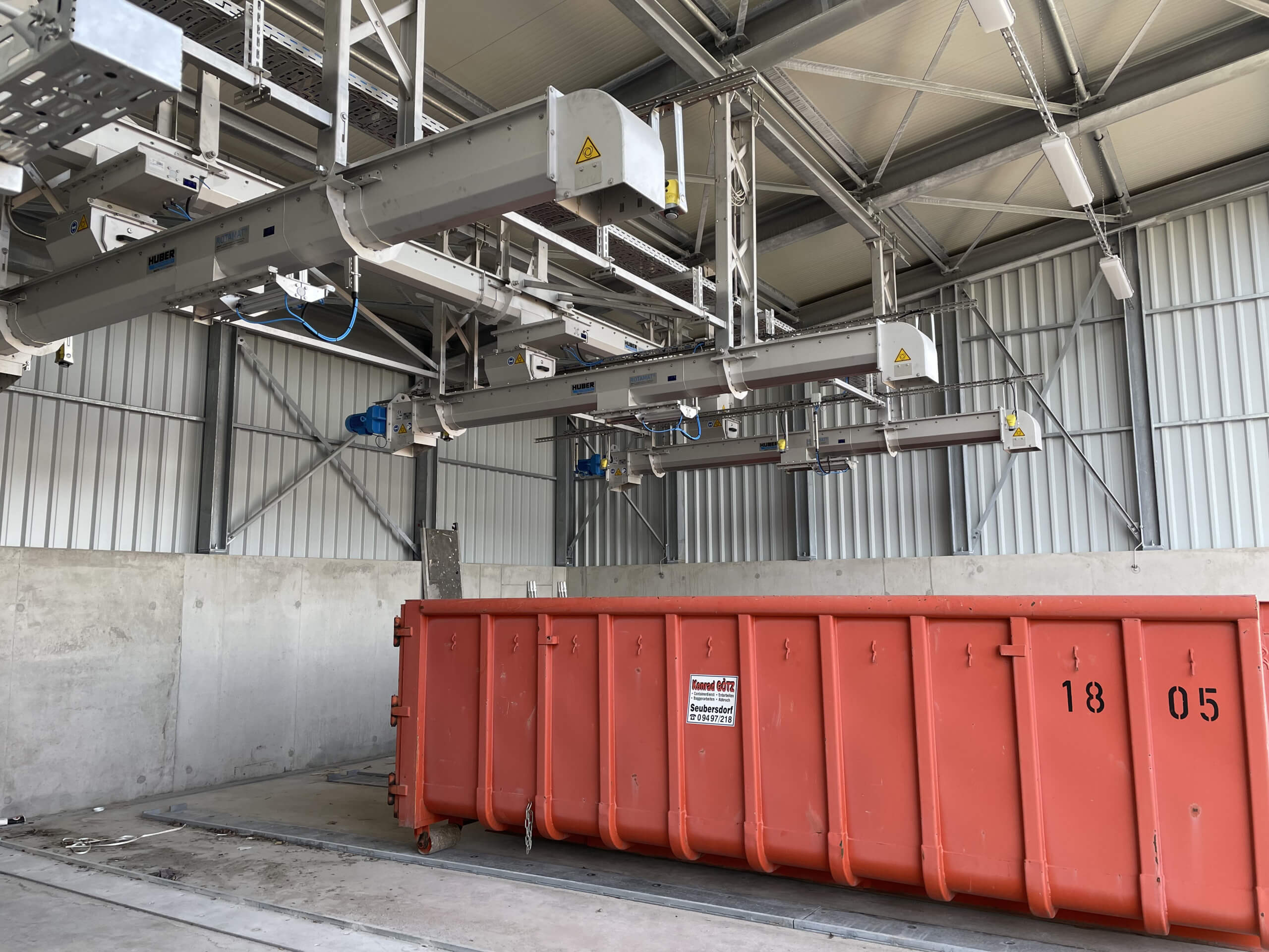 Feeding Containers with Dewatered Sludge | HUBER Technology