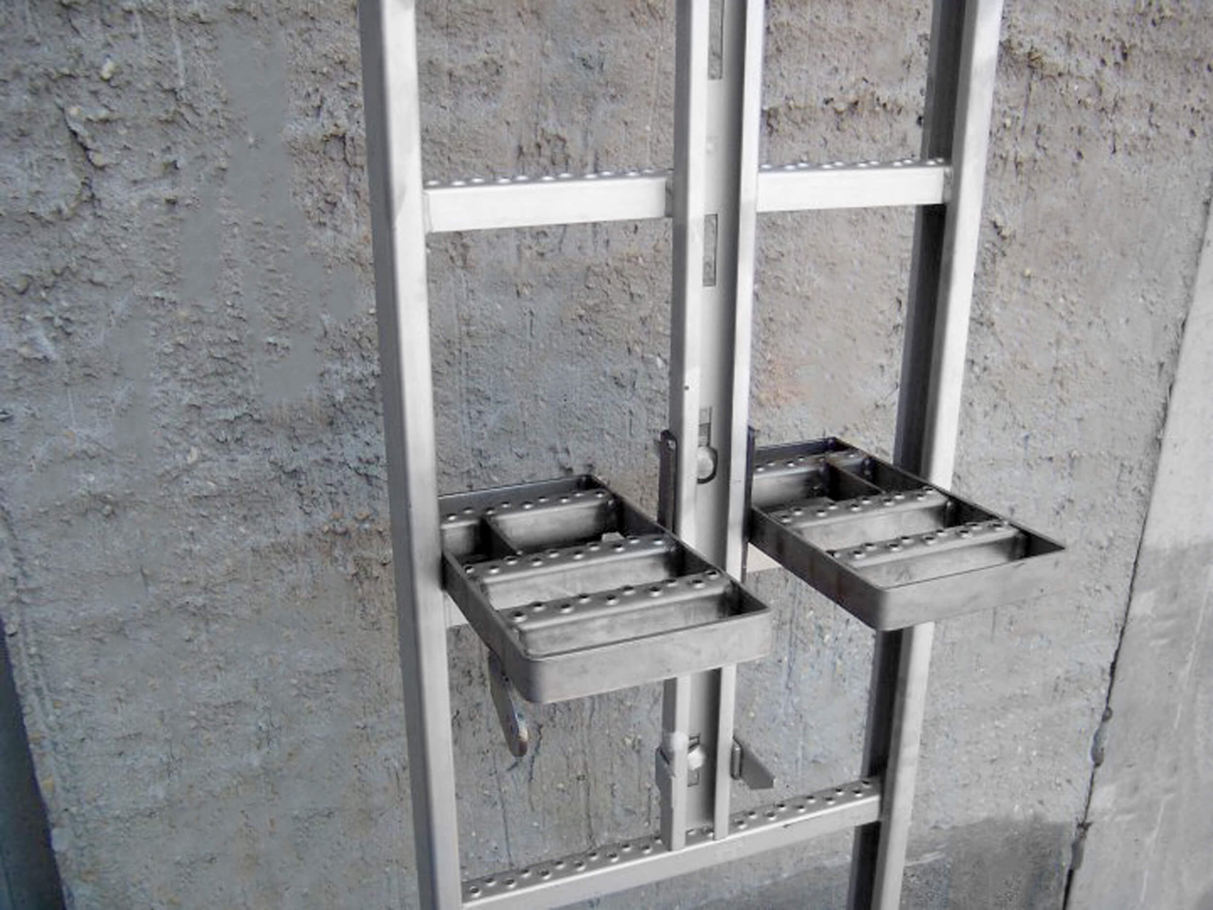 Safety access ladder with safety guard rail SiS2 | HUBER Technology